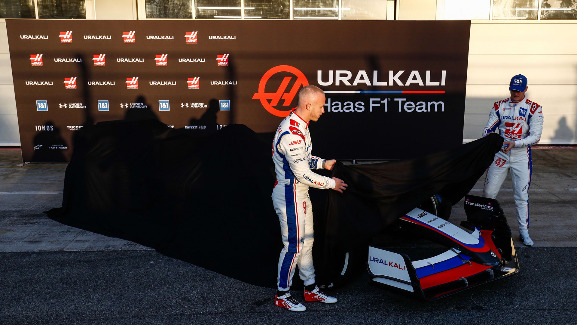 Haas unveil VF-22 in the Barcelona pit lane | Formula 1®