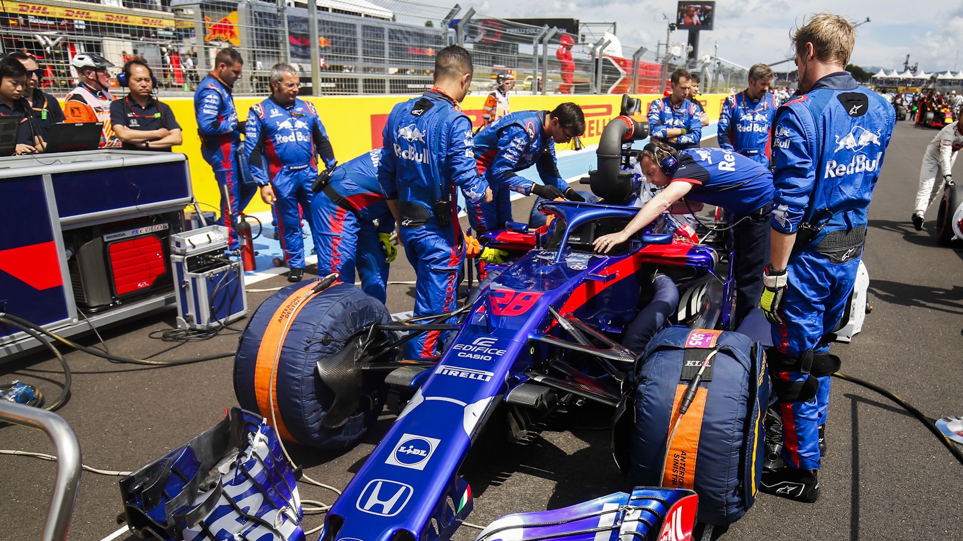 VIDEO: What do F1 teams do on the grid before the race? | Formula 1®
