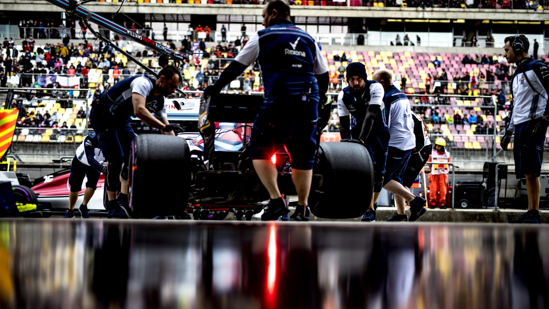 VIDEO: Behind the Scenes - What do the teams do during F1 practice ...