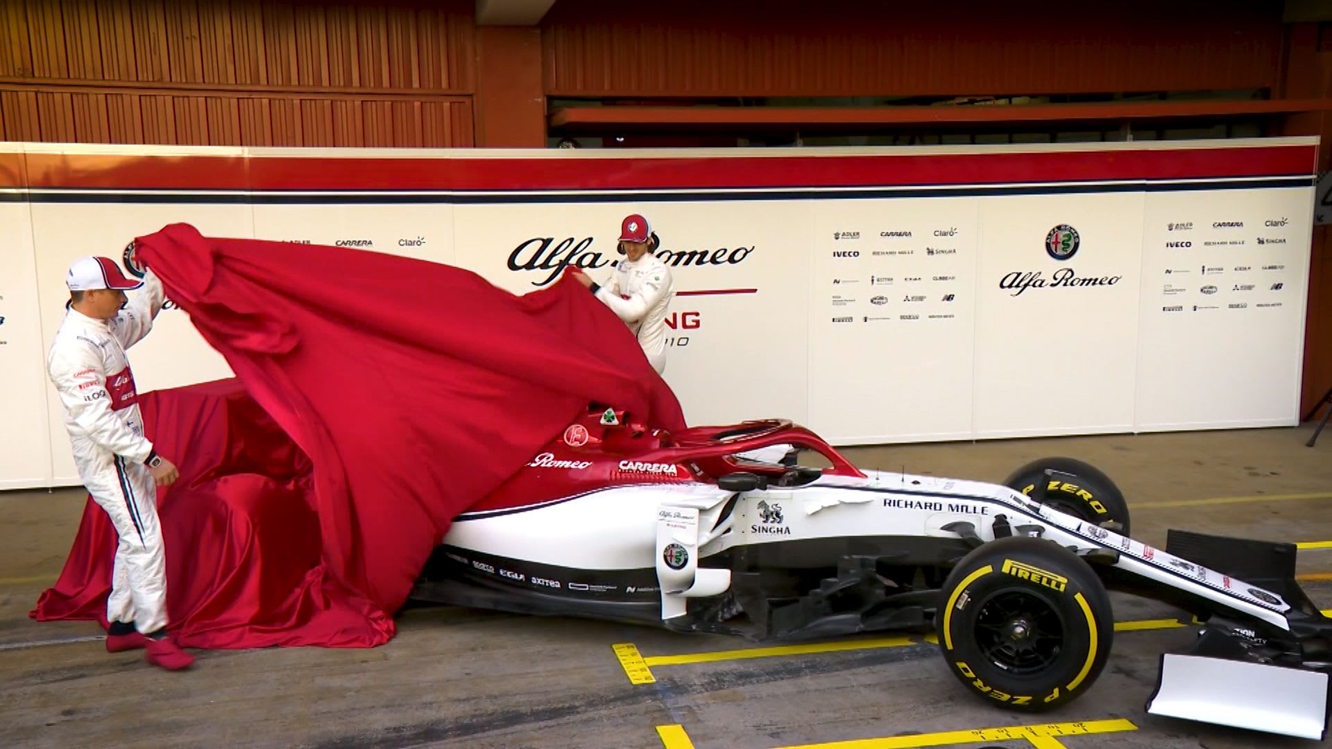 Alfa Romeo reveal 2019 F1 livery in Barcelona | Formula 1®
