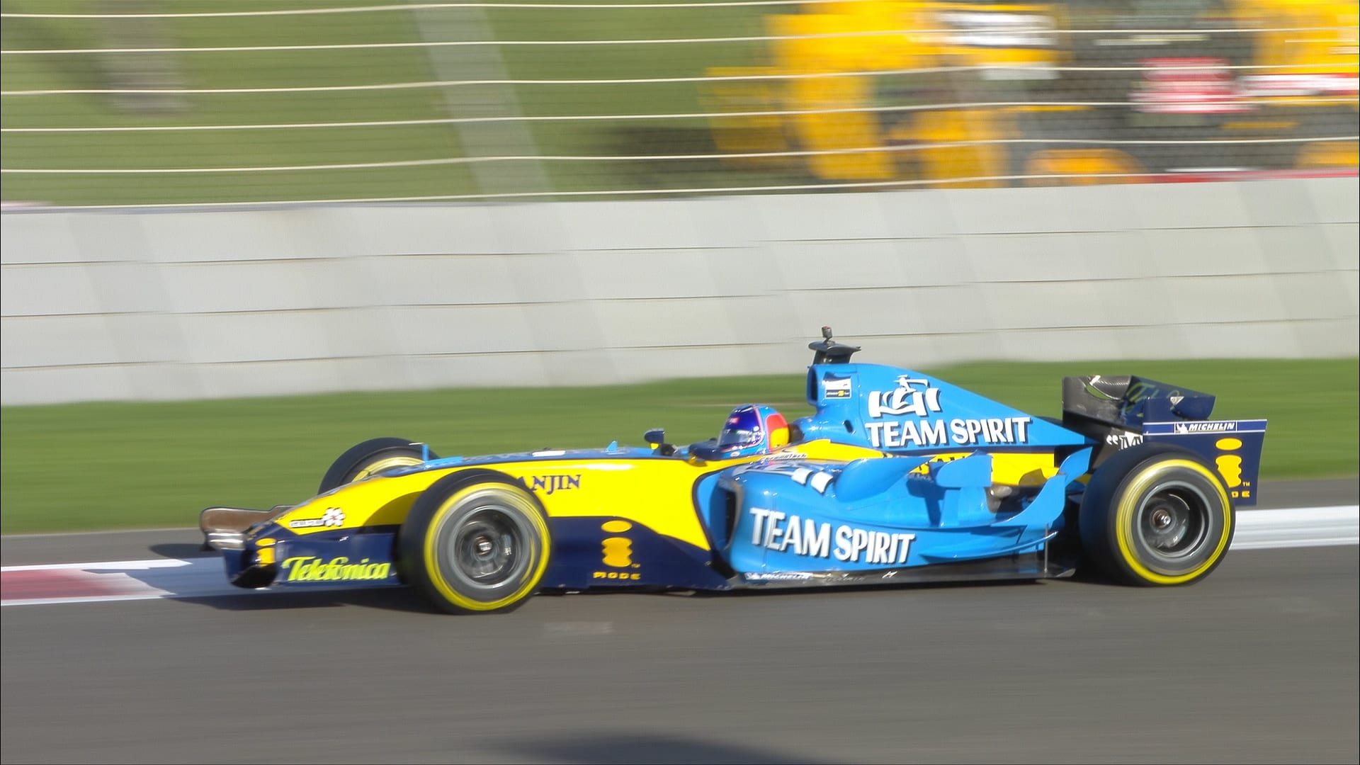 MUST-SEE: Fernando Alonso drives his 2005 title-winning Renault R25 at ...