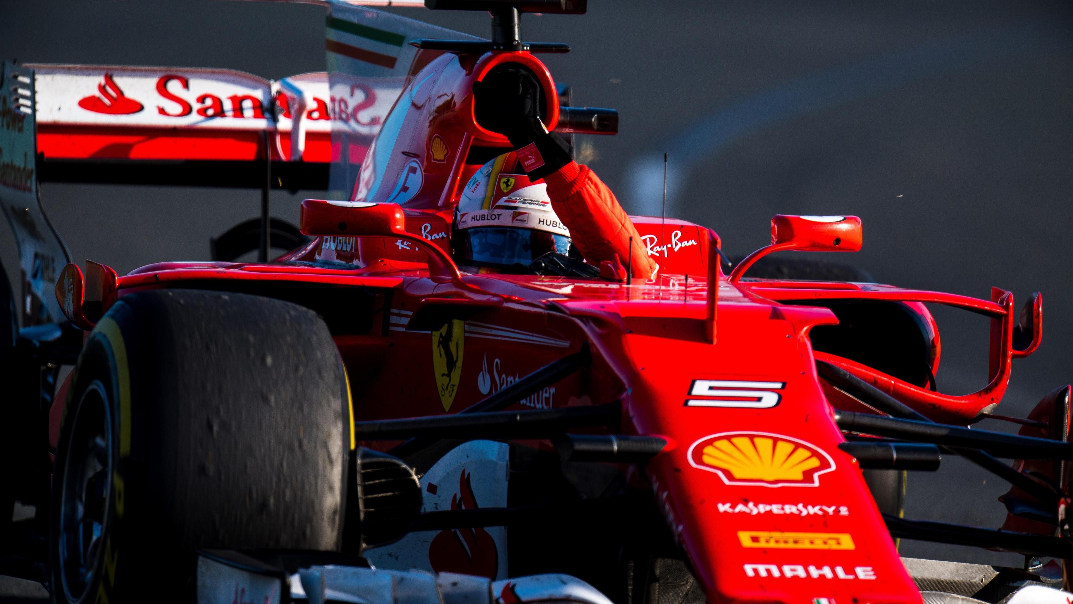 Race - Vettel stuns Mercedes with Melbourne win