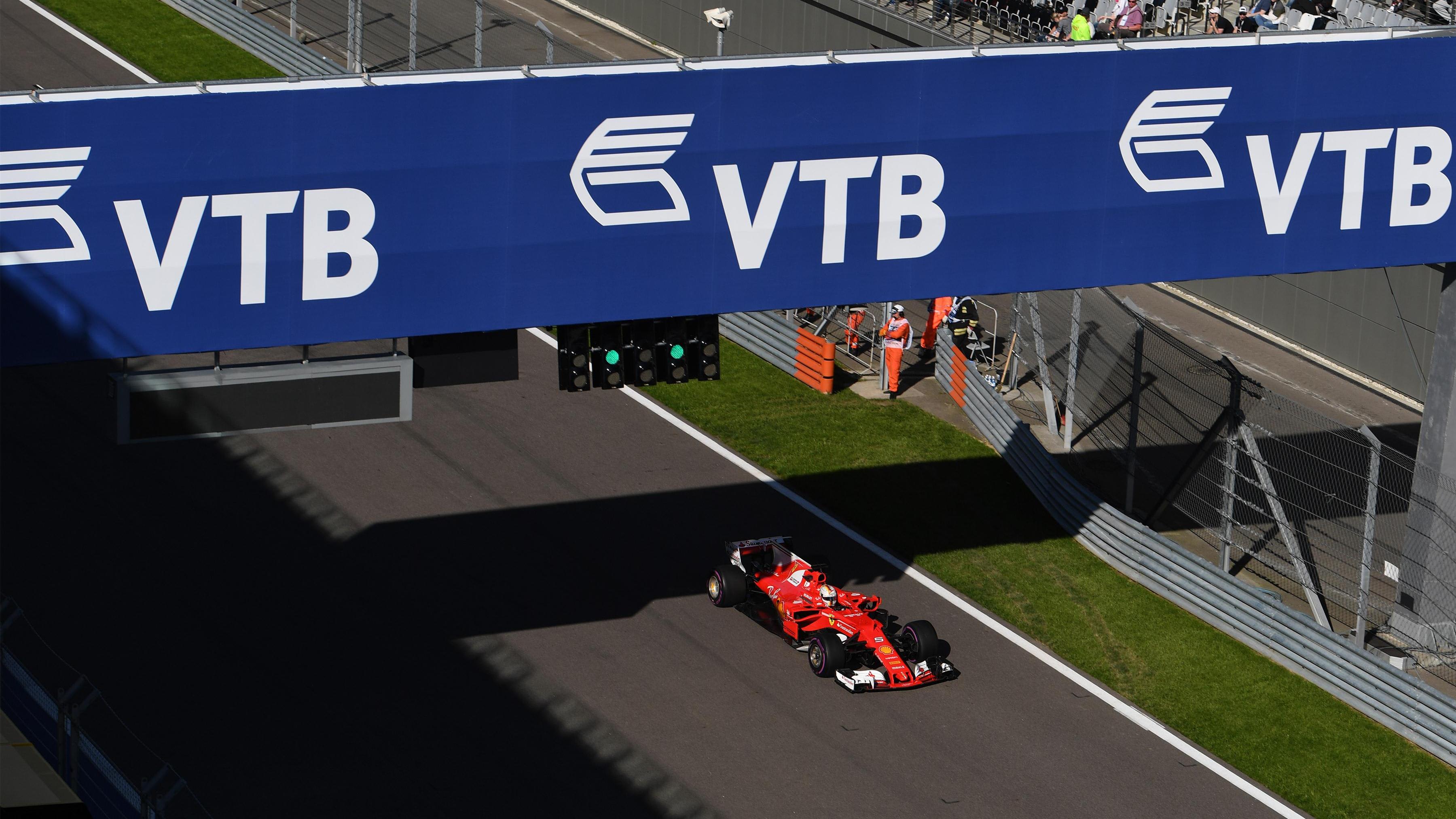 FP3 - Vettel and Ferrari keep Mercedes under pressure