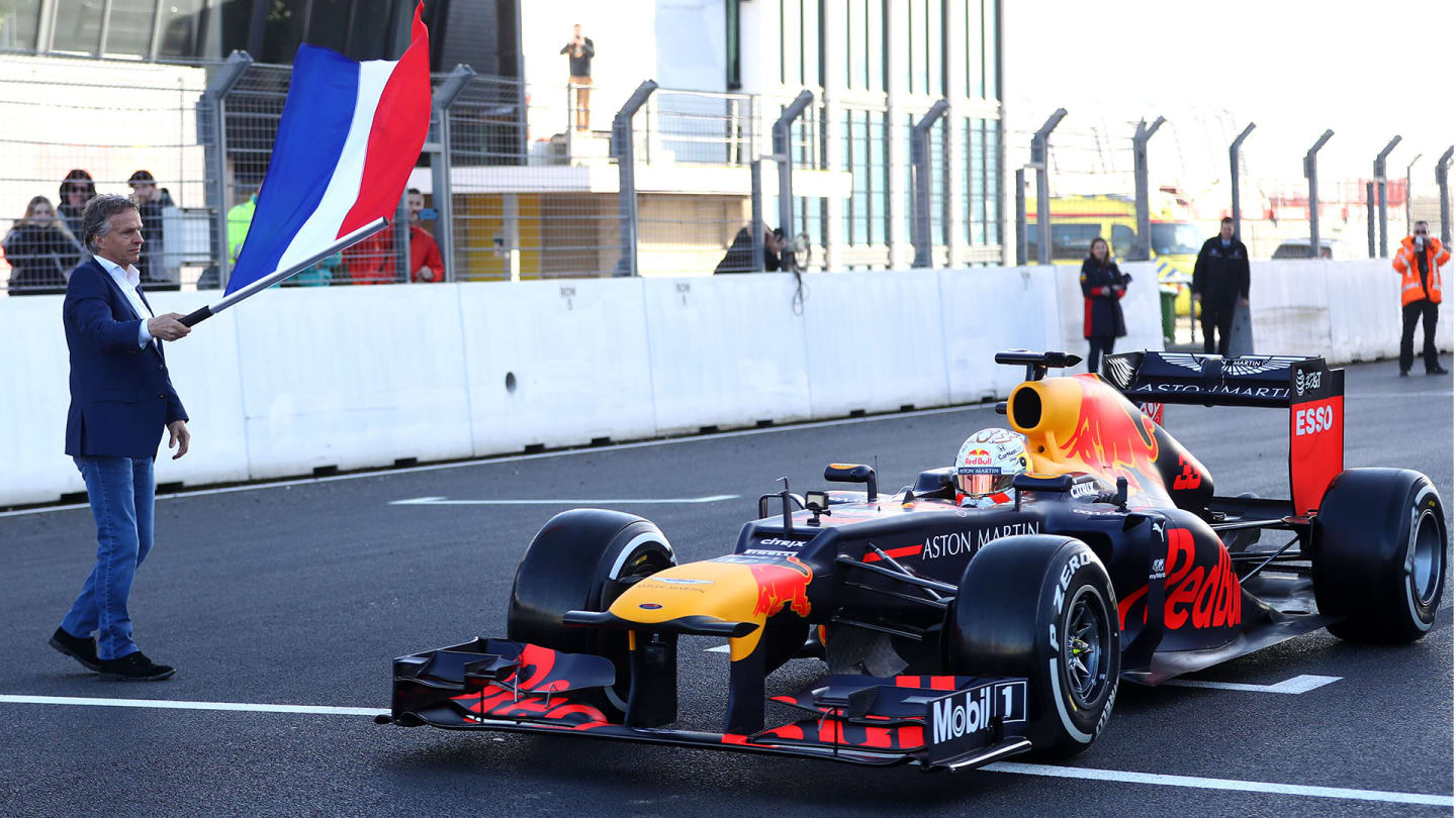 VIDEO: Max Verstappen drives an F1 car on Zandvoort’s new banking ...