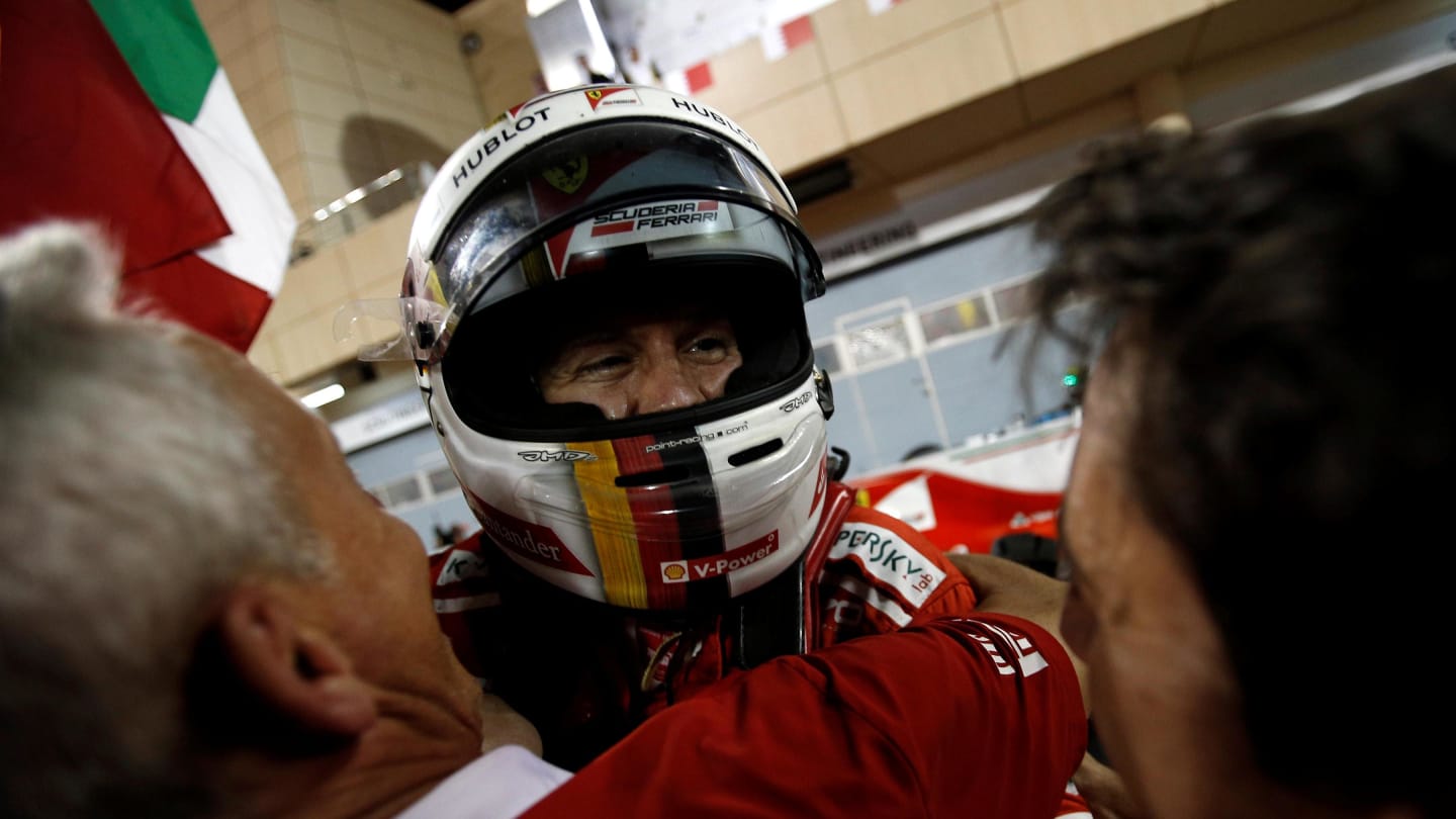 Race - Vettel beats Hamilton to hard-fought Bahrain win