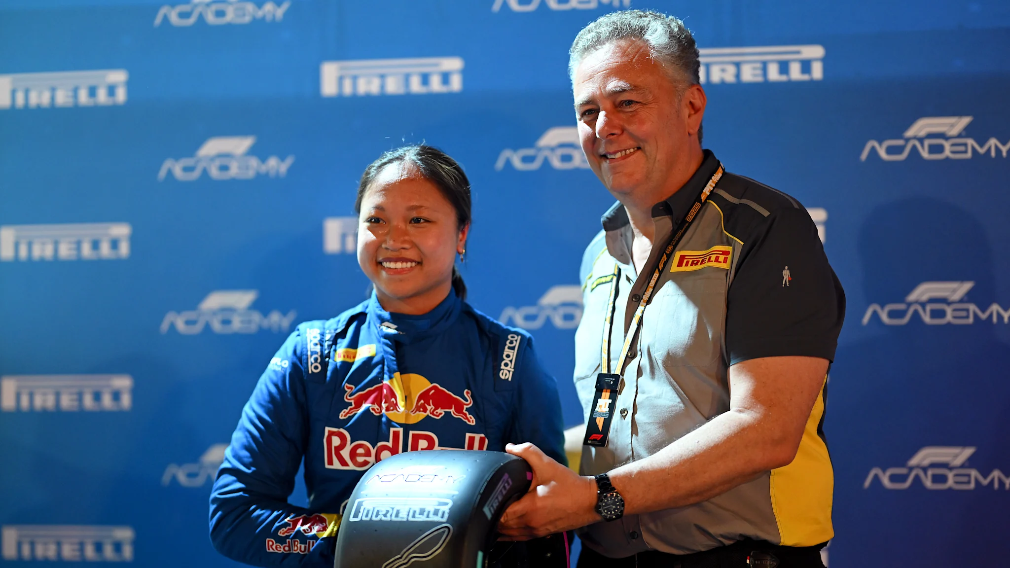 F1 ACADEMY: Chloe Chambers beats Doriane Pin under the floodlights in ...